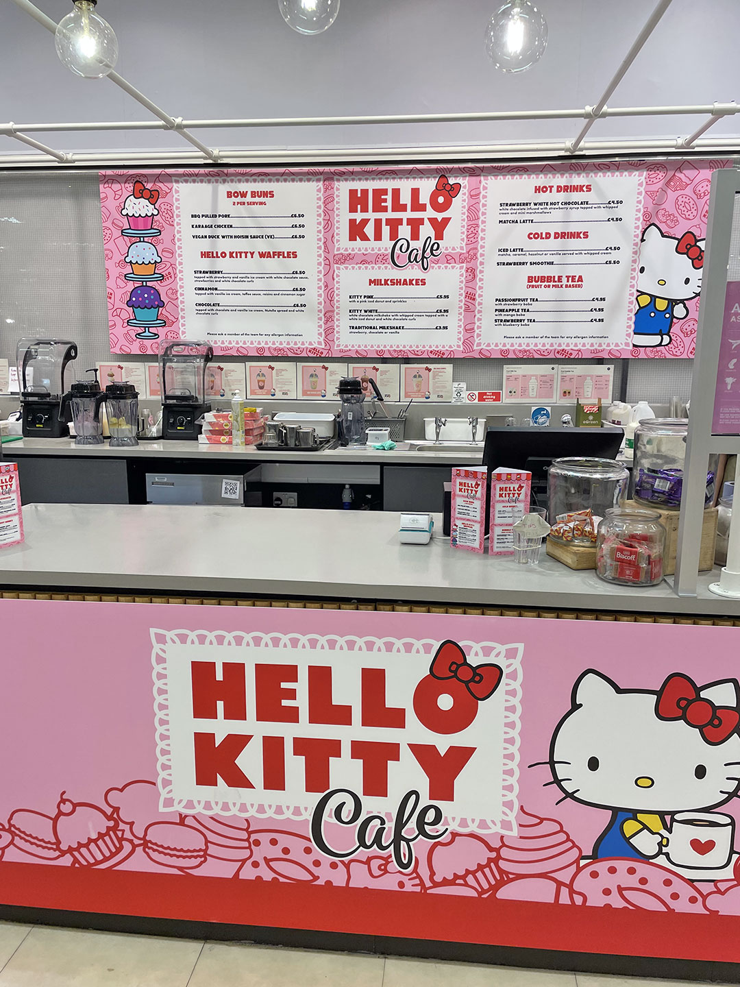 Visiting The Hello Kitty Cafe At Primark - Super Cute Kawaii!!