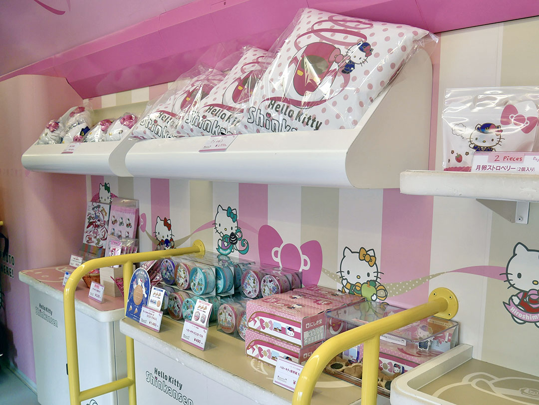 Travelling on the Hello Kitty Shinkansen - Super Cute Kawaii!!