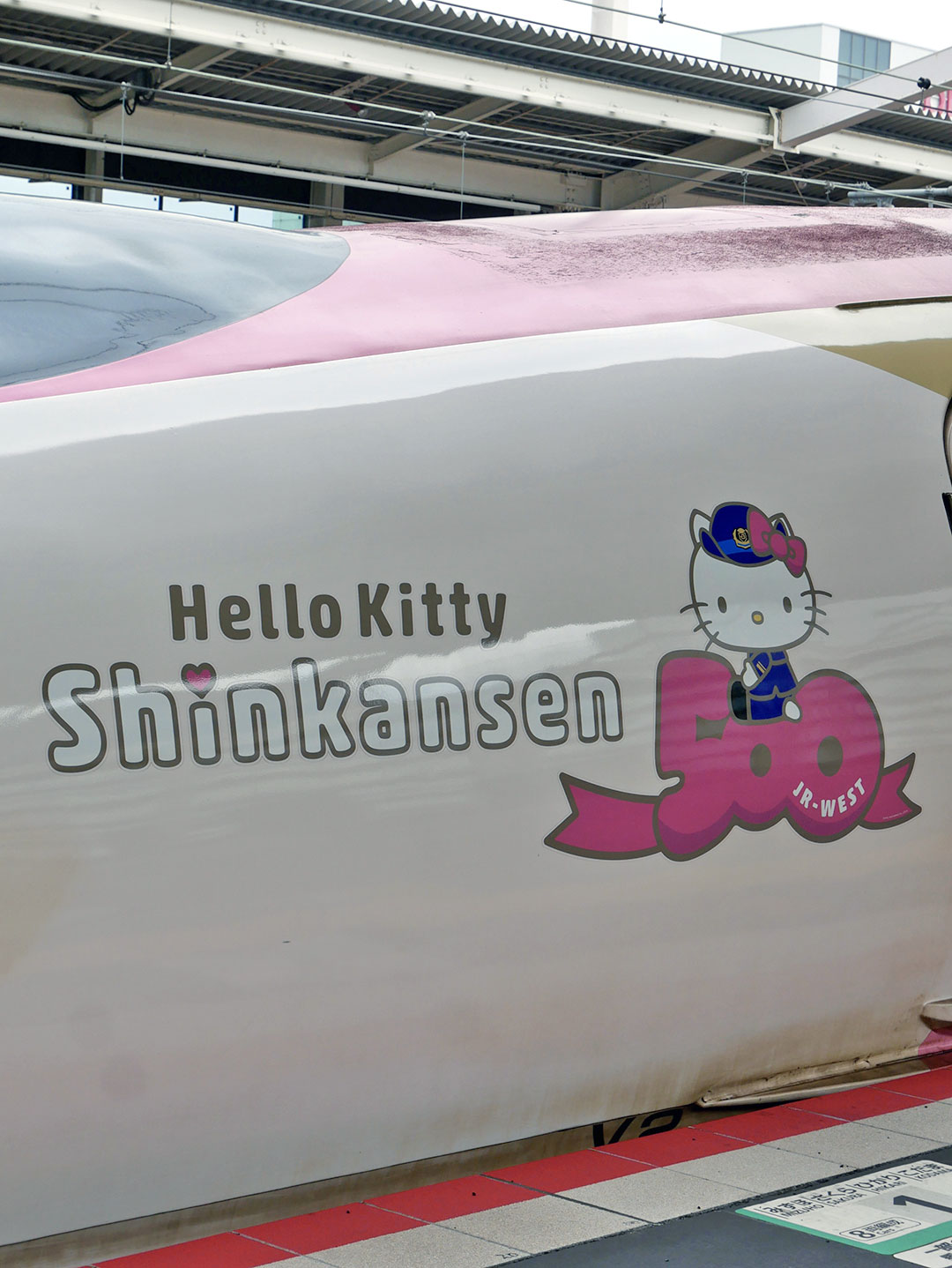 Travelling on the Hello Kitty Shinkansen - Super Cute Kawaii!!