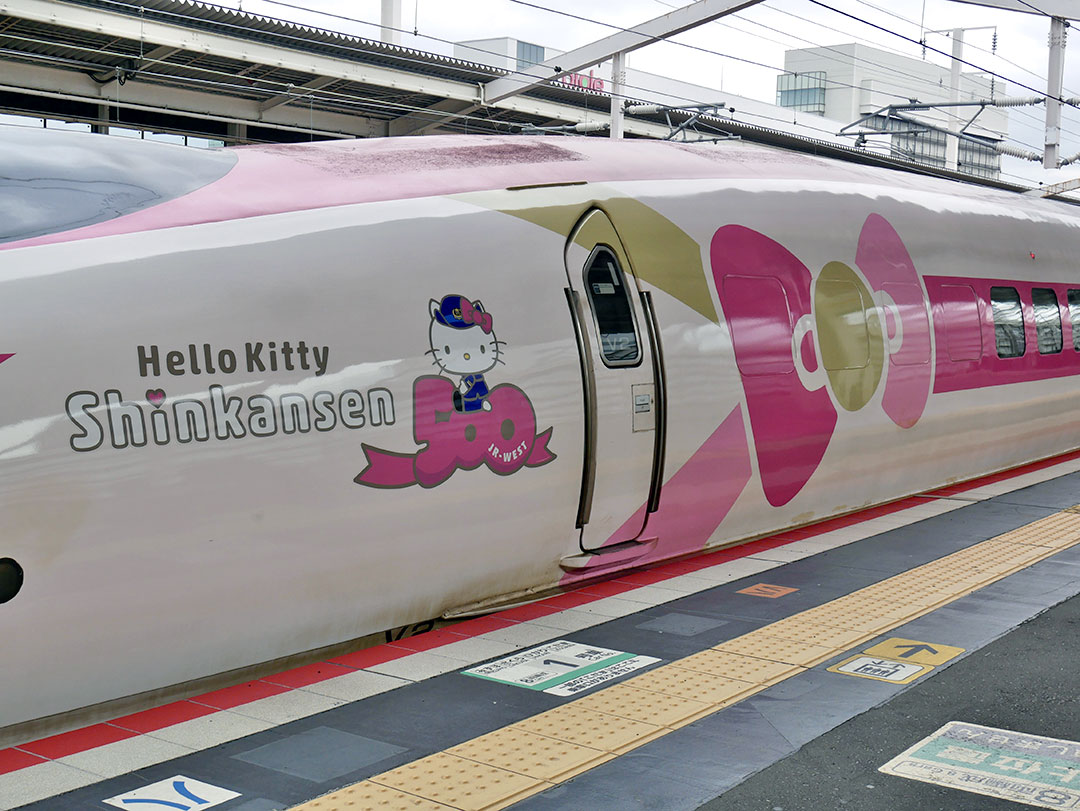 Travelling on the Hello Kitty Shinkansen - Super Cute Kawaii!!