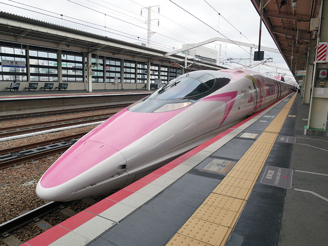 Travelling on the Hello Kitty Shinkansen - Super Cute Kawaii!!